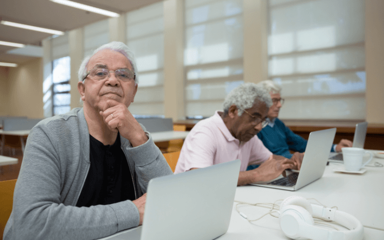 How to Write an Email (With Tips and Examples)